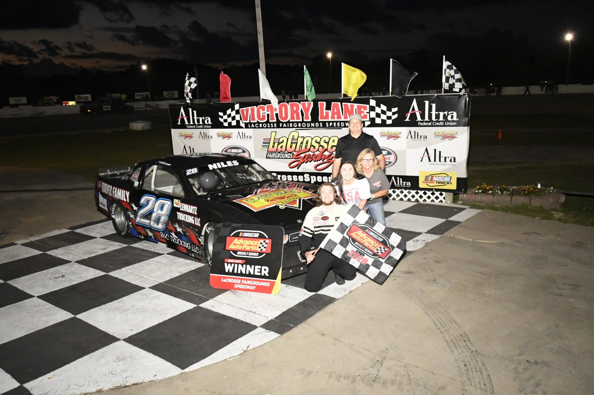 GOEDE STEALS A WIN FROM MURGIC AT LA CROSSE - La Crosse Speedway